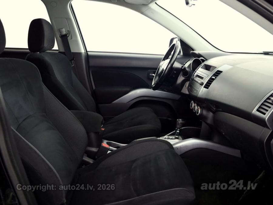 Melns Mitsubishi Outlander 2007 Tallina, ar dzinēja tilpumu 2.40 L un nobraukumu 305 tūkst. km par 2499 €, foto 6 vietnē AUTOMOTO.COM.LV