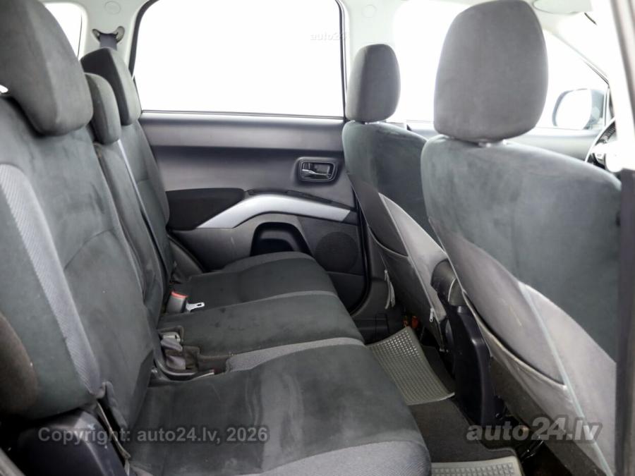 Melns Mitsubishi Outlander 2007 Tallina, ar dzinēja tilpumu 2.40 L un nobraukumu 305 tūkst. km par 2499 €, foto 7 vietnē AUTOMOTO.COM.LV
