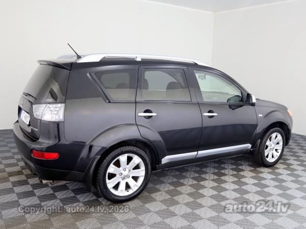 Melns Mitsubishi Outlander 2007 Tallina, ar dzinēja tilpumu 2.00 L un nobraukumu 266 tūkst. km par 1999 €, foto 3 vietnē AUTOMOTO.COM.LV
