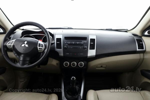 Melns Mitsubishi Outlander 2007 Tallina, ar dzinēja tilpumu 2.00 L un nobraukumu 266 tūkst. km par 1999 €, foto 5 vietnē AUTOMOTO.COM.LV