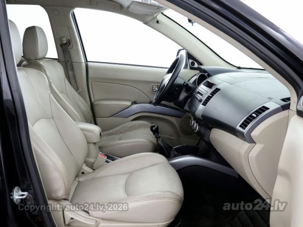 Melns Mitsubishi Outlander 2007 Tallina, ar dzinēja tilpumu 2.00 L un nobraukumu 266 tūkst. km par 1999 €, foto 6 vietnē AUTOMOTO.COM.LV