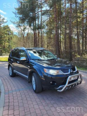 Black Mitsubishi Outlander 2007 in Ventspils, with an engine capacity of 2.00 L and mileage of 391 thousand km for 3200 €, photo  on AUTOMOTO.COM.LV