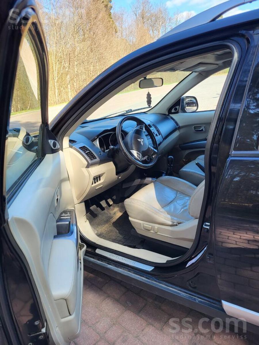 Black Mitsubishi Outlander 2007 in Ventspils, with an engine capacity of 2.00 L and mileage of 391 thousand km for 3200 €, photo 4 on AUTOMOTO.COM.LV