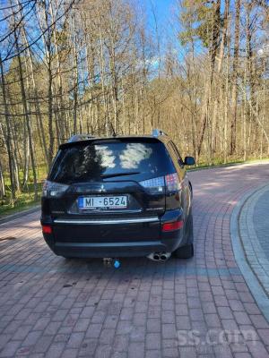 Black Mitsubishi Outlander 2007 in Ventspils, with an engine capacity of 2.00 L and mileage of 391 thousand km for 3200 €, photo 5 on AUTOMOTO.COM.LV