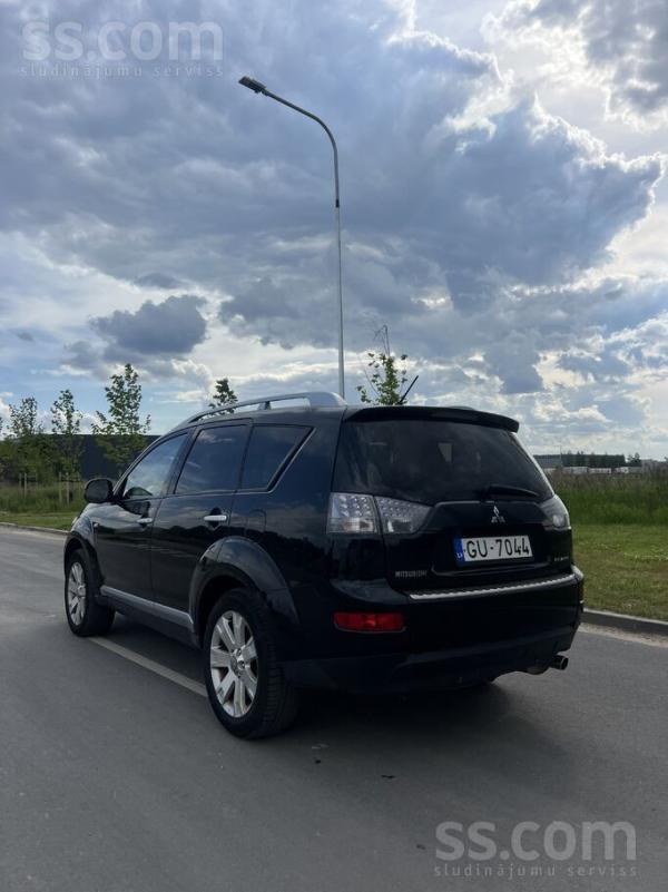 Black Mitsubishi Outlander 2007 in Riga, with an engine capacity of 2.40 L and mileage of 262 thousand km for 2790 €, photo 4 on AUTOMOTO.COM.LV