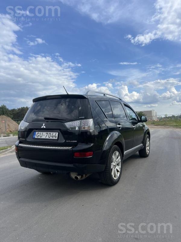 Black Mitsubishi Outlander 2007 in Riga, with an engine capacity of 2.40 L and mileage of 262 thousand km for 2790 €, photo 5 on AUTOMOTO.COM.LV