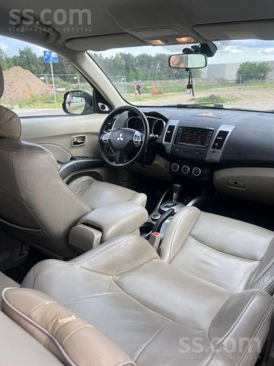 Black Mitsubishi Outlander 2007 in Riga, with an engine capacity of 2.40 L and mileage of 262 thousand km for 2790 €, photo 7 on AUTOMOTO.COM.LV