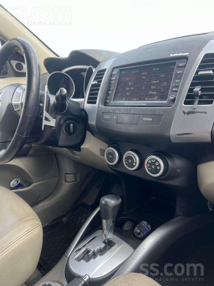Black Mitsubishi Outlander 2007 in Riga, with an engine capacity of 2.40 L and mileage of 262 thousand km for 2790 €, photo 11 on AUTOMOTO.COM.LV
