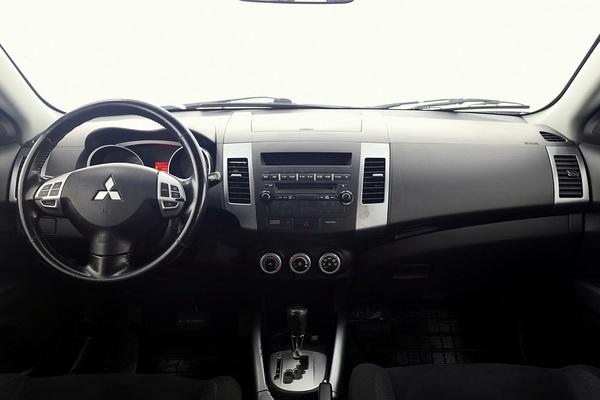 Black Mitsubishi Outlander 2007 in Tallinn, with an engine capacity of 2.40 L and mileage of 305 thousand km for 2099 €, photo 5 on AUTOMOTO.COM.LV