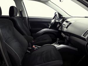 Black Mitsubishi Outlander 2007 in Tallinn, with an engine capacity of 2.40 L and mileage of 305 thousand km for 2099 €, photo 7 on AUTOMOTO.COM.LV
