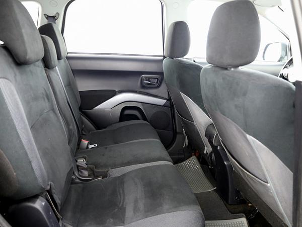 Black Mitsubishi Outlander 2007 in Tallinn, with an engine capacity of 2.40 L and mileage of 305 thousand km for 2099 €, photo 7 on AUTOMOTO.COM.LV