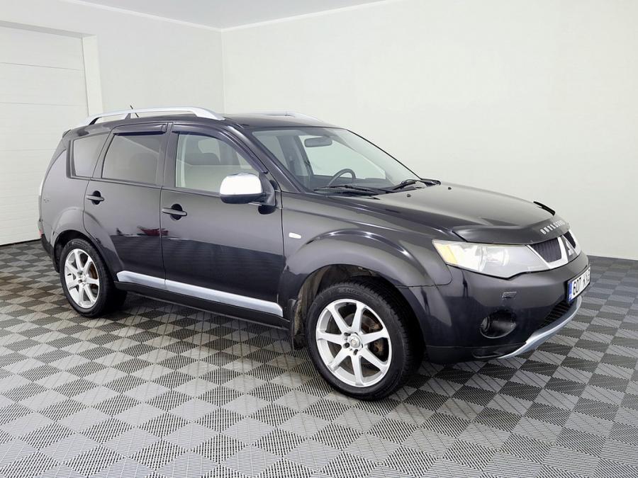 Black Mitsubishi Outlander 2007 in Tallinn, with an engine capacity of 2.40 L and mileage of 305 thousand km for 2099 €, photo 10 on AUTOMOTO.COM.LV