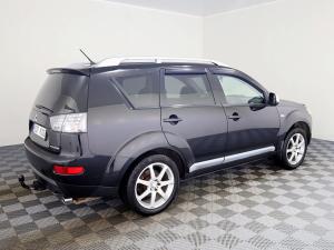 Black Mitsubishi Outlander 2007 in Tallinn, with an engine capacity of 2.40 L and mileage of 305 thousand km for 2099 €, photo 12 on AUTOMOTO.COM.LV