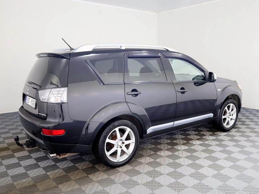 Black Mitsubishi Outlander 2007 in Tallinn, with an engine capacity of 2.40 L and mileage of 305 thousand km for 2099 €, photo 12 on AUTOMOTO.COM.LV