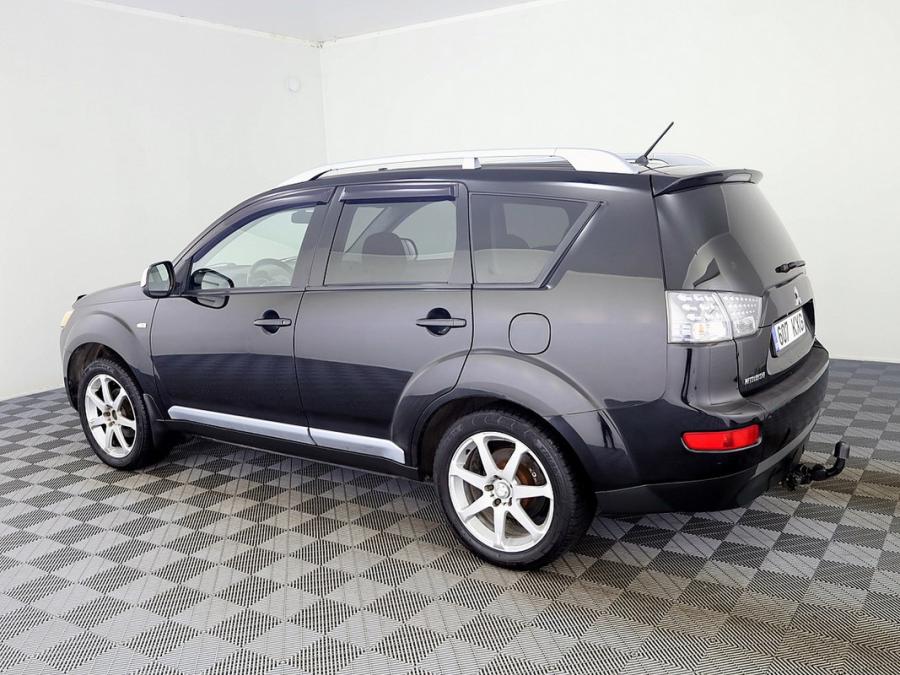 Black Mitsubishi Outlander 2007 in Tallinn, with an engine capacity of 2.40 L and mileage of 305 thousand km for 2099 €, photo 13 on AUTOMOTO.COM.LV