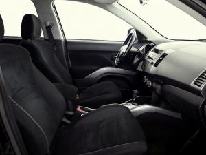 Black Mitsubishi Outlander 2007 in Tallinn, with an engine capacity of 2.40 L and mileage of 305 thousand km for 2099 €, photo 15 on AUTOMOTO.COM.LV