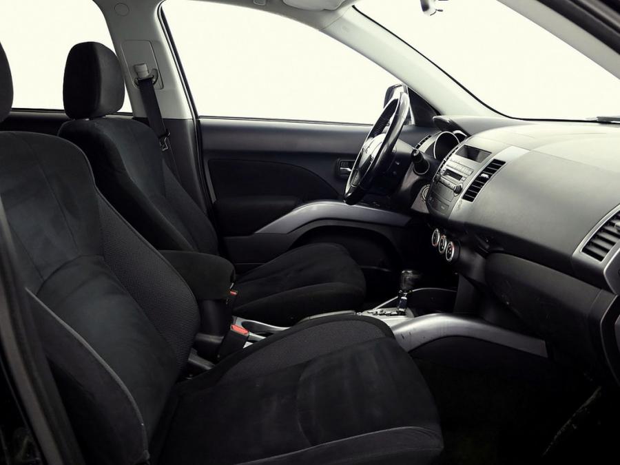 Black Mitsubishi Outlander 2007 in Tallinn, with an engine capacity of 2.40 L and mileage of 305 thousand km for 2099 €, photo 15 on AUTOMOTO.COM.LV
