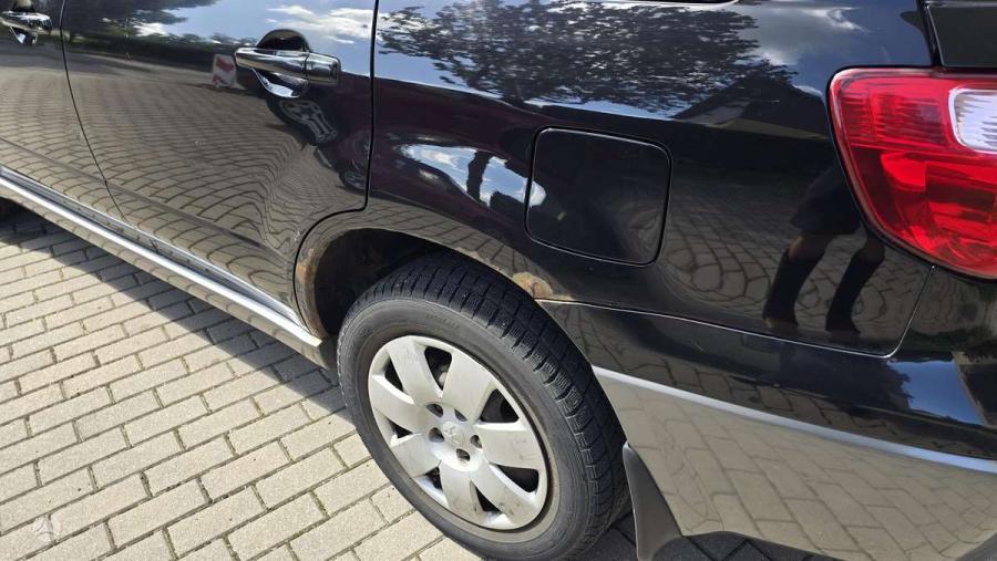 Black Mitsubishi Outlander 2007 in Vilnius, with an engine capacity of 2.00 L and mileage of 100 thousand km for 2790 €, photo 14 on AUTOMOTO.COM.LV