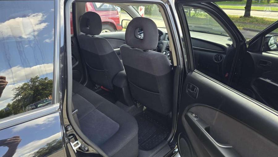 Black Mitsubishi Outlander 2007 in Vilnius, with an engine capacity of 2.00 L and mileage of 100 thousand km for 2790 €, photo 17 on AUTOMOTO.COM.LV