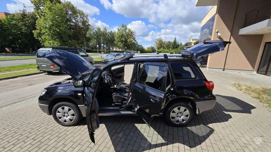 Black Mitsubishi Outlander 2007 in Vilnius, with an engine capacity of 2.00 L and mileage of 100 thousand km for 2790 €, photo 21 on AUTOMOTO.COM.LV