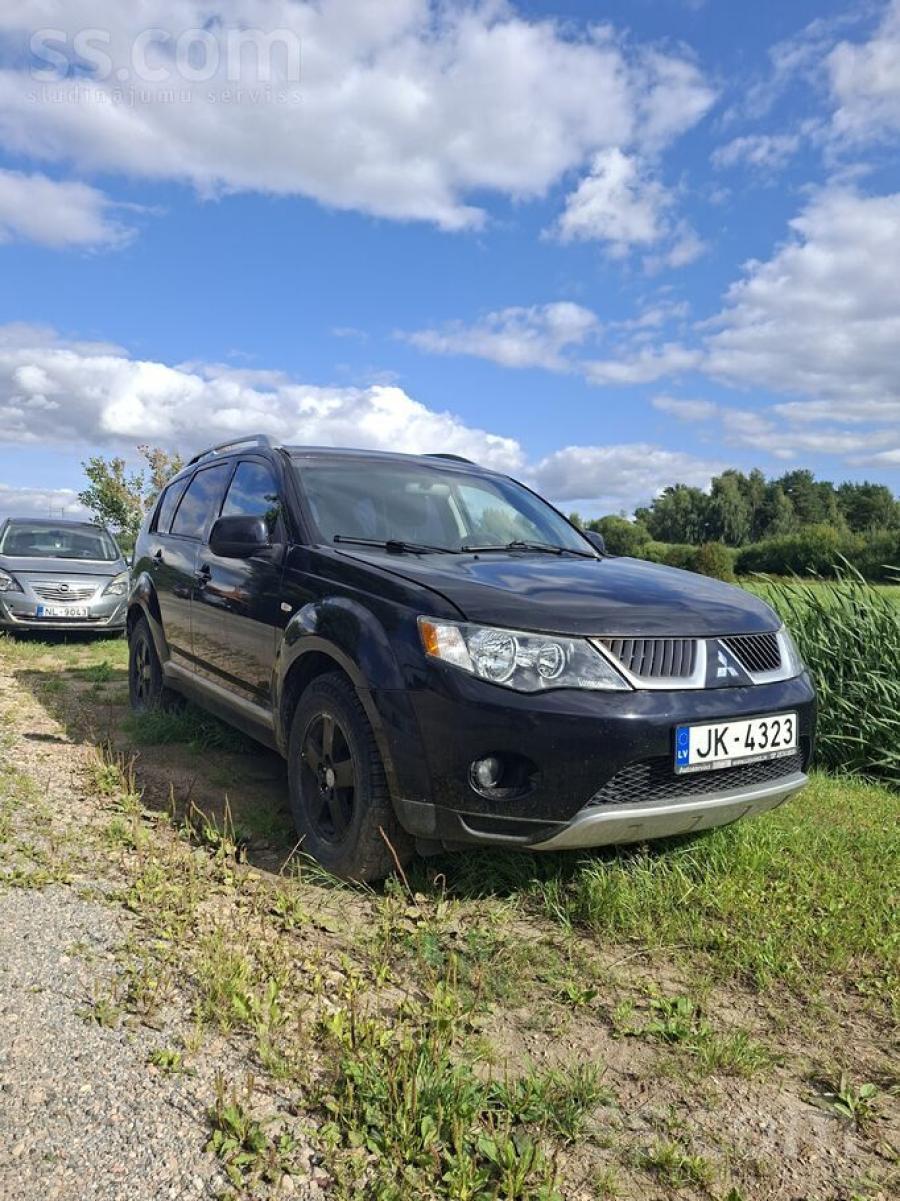 Black Mitsubishi Outlander 2007 in Dobele, with an engine capacity of 2.00 L and mileage of 323 thousand km for 850 €, photo 1 on AUTOMOTO.COM.LV