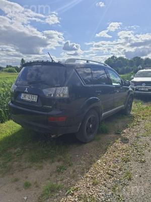 Black Mitsubishi Outlander 2007 in Dobele, with an engine capacity of 2.00 L and mileage of 323 thousand km for 850 €, photo 3 on AUTOMOTO.COM.LV