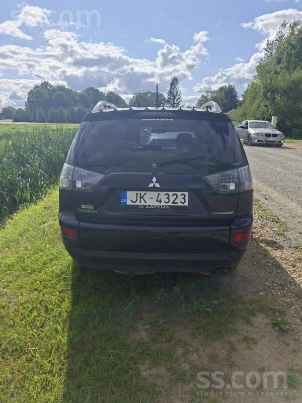 Black Mitsubishi Outlander 2007 in Dobele, with an engine capacity of 2.00 L and mileage of 323 thousand km for 850 €, photo 3 on AUTOMOTO.COM.LV