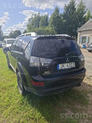 Black Mitsubishi Outlander 2007 in Dobele, with an engine capacity of 2.00 L and mileage of 323 thousand km for 850 €, photo 5 on AUTOMOTO.COM.LV