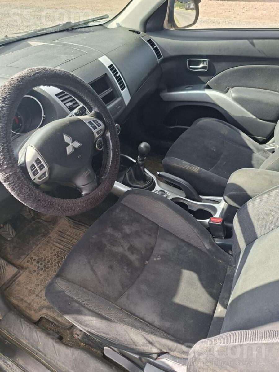 Black Mitsubishi Outlander 2007 in Dobele, with an engine capacity of 2.00 L and mileage of 323 thousand km for 850 €, photo 6 on AUTOMOTO.COM.LV