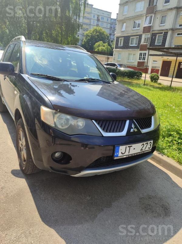 Black Mitsubishi Outlander 2007 in Riga, with an engine capacity of 2.00 L and mileage of 386 thousand km for 2200 €, photo 1 on AUTOMOTO.COM.LV