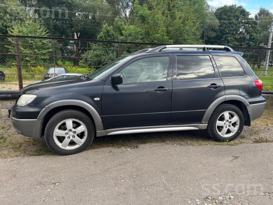 Black Mitsubishi Outlander 2007 in Riga, with an engine capacity of 2.40 L and mileage of 287 thousand km for 1400 €, photo 4 on AUTOMOTO.COM.LV
