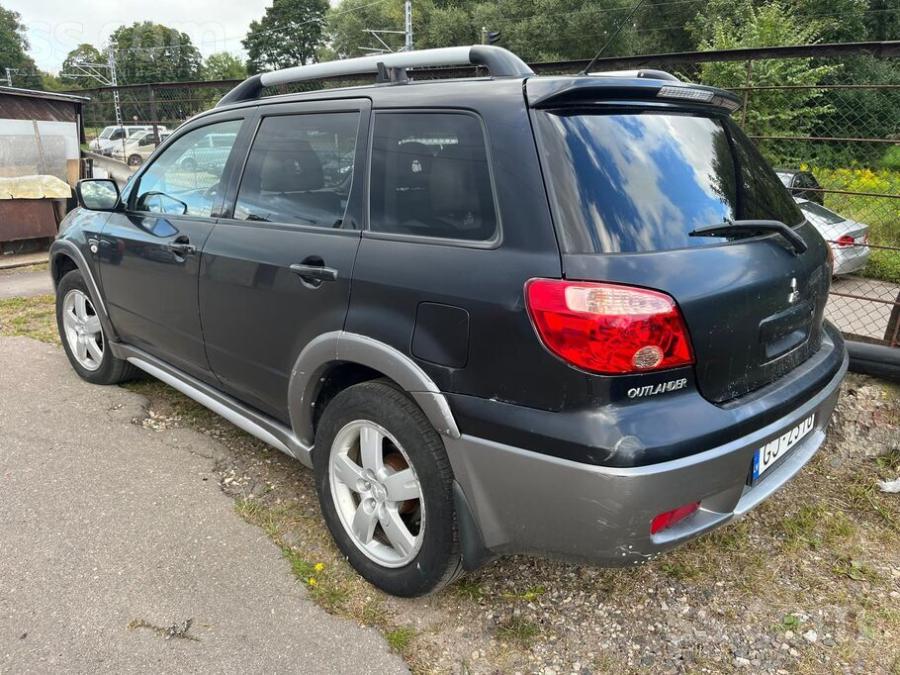 Black Mitsubishi Outlander 2007 in Riga, with an engine capacity of 2.40 L and mileage of 287 thousand km for 1400 €, photo 5 on AUTOMOTO.COM.LV