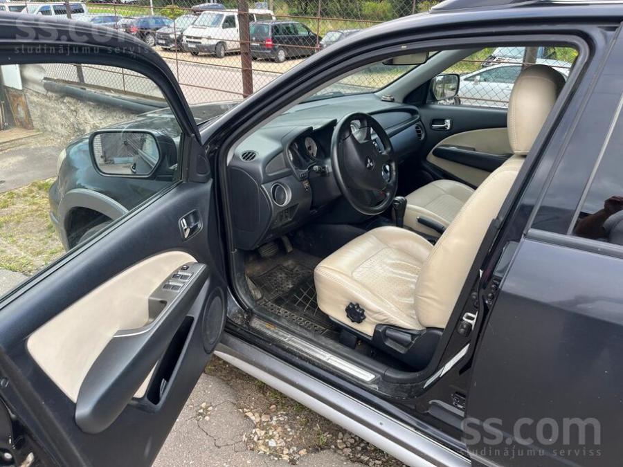 Black Mitsubishi Outlander 2007 in Riga, with an engine capacity of 2.40 L and mileage of 287 thousand km for 1400 €, photo 7 on AUTOMOTO.COM.LV