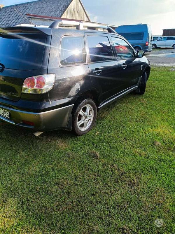 Black Mitsubishi Outlander 2007 in Kretinga, with an engine capacity of 2.38 L and mileage of 222 thousand km for 2000 €, photo 4 on AUTOMOTO.COM.LV