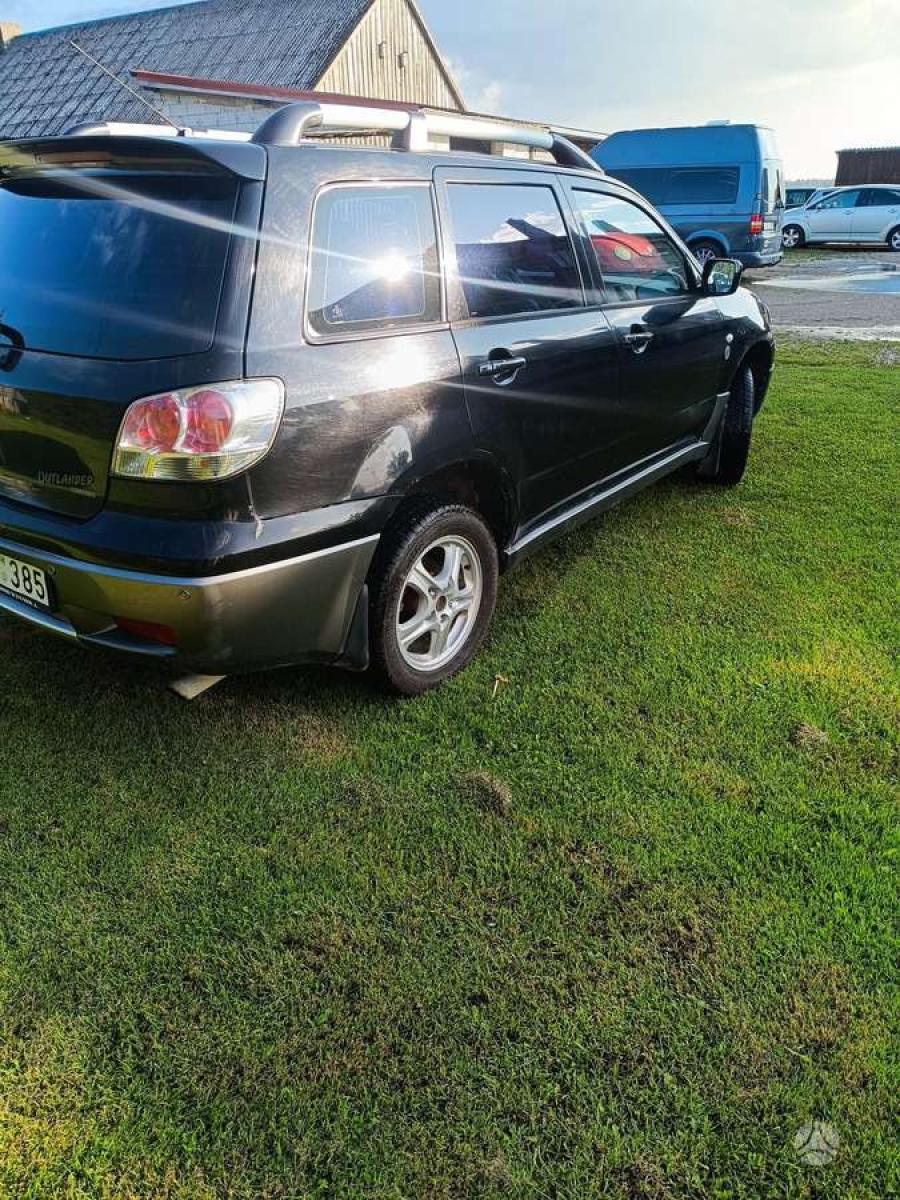 Black Mitsubishi Outlander 2007 in Kretinga, with an engine capacity of 2.38 L and mileage of 222 thousand km for 2000 €, photo 5 on AUTOMOTO.COM.LV