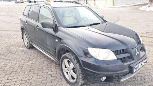 Black Mitsubishi Outlander 2007 in Riga, with an engine capacity of 2.40 L and mileage of 262 thousand km for 1000 €, photo 3 on AUTOMOTO.COM.LV