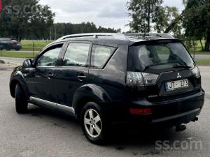 Black Mitsubishi Outlander 2007 in Riga, with an engine capacity of 2.00 L and mileage of 352 thousand km for 2090 €, photo 4 on AUTOMOTO.COM.LV