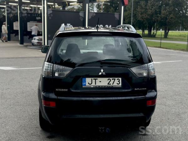 Black Mitsubishi Outlander 2007 in Riga, with an engine capacity of 2.00 L and mileage of 352 thousand km for 2090 €, photo 5 on AUTOMOTO.COM.LV