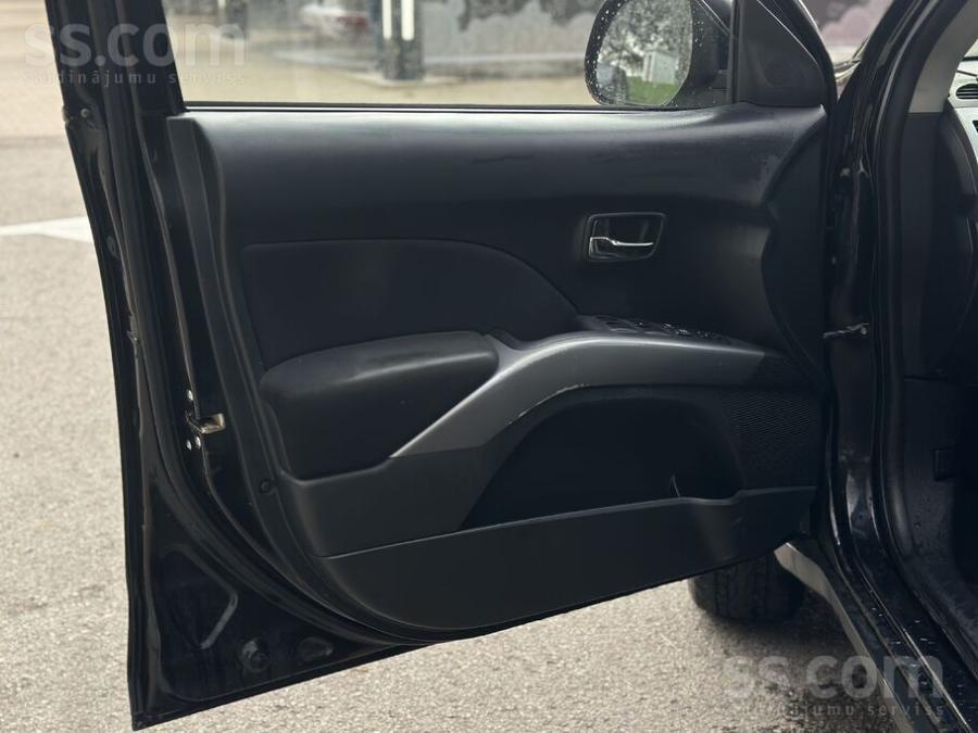 Black Mitsubishi Outlander 2007 in Riga, with an engine capacity of 2.00 L and mileage of 352 thousand km for 2090 €, photo 10 on AUTOMOTO.COM.LV