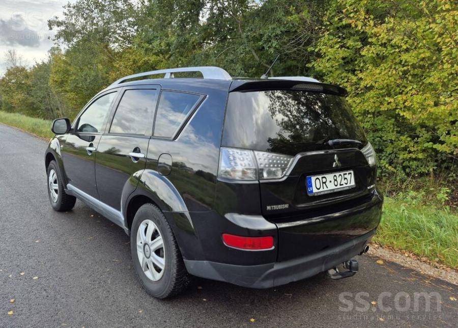Black Mitsubishi Outlander 2007 in Jelgava, with an engine capacity of 2.00 L and mileage of 145 thousand km for 4100 €, photo 8 on AUTOMOTO.COM.LV