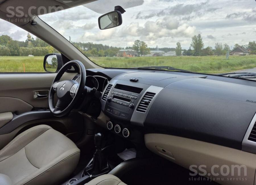 Black Mitsubishi Outlander 2007 in Jelgava, with an engine capacity of 2.00 L and mileage of 145 thousand km for 4100 €, photo 13 on AUTOMOTO.COM.LV