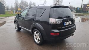 Black Mitsubishi Outlander 2008 in Ogre, with an engine capacity of 2.00 L and mileage of 339 thousand km for 3250 €, photo 2 on AUTOMOTO.COM.LV