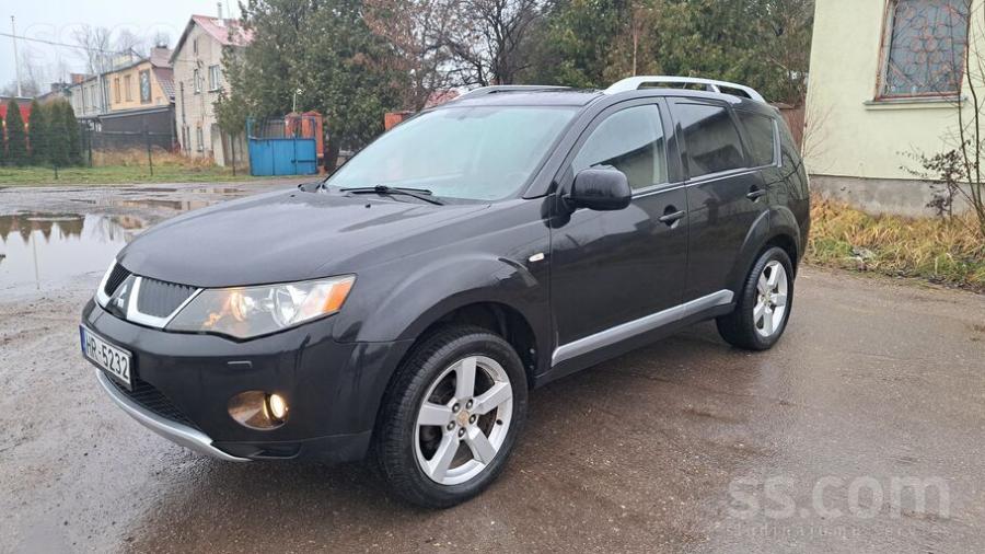 Black Mitsubishi Outlander 2008 in Ogre, with an engine capacity of 2.00 L and mileage of 339 thousand km for 3250 €, photo 5 on AUTOMOTO.COM.LV