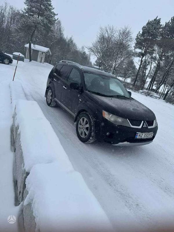 Black Mitsubishi Outlander 2008 in Jonava, with an engine capacity of 1.97 L and mileage of 320 thousand km for 1800 €, photo 1 on AUTOMOTO.COM.LV