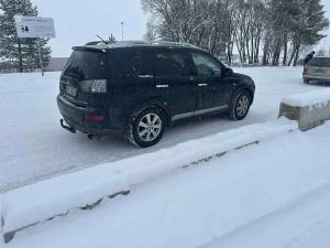 Black Mitsubishi Outlander 2008 in Jonava, with an engine capacity of 1.97 L and mileage of 320 thousand km for 1800 €, photo 3 on AUTOMOTO.COM.LV