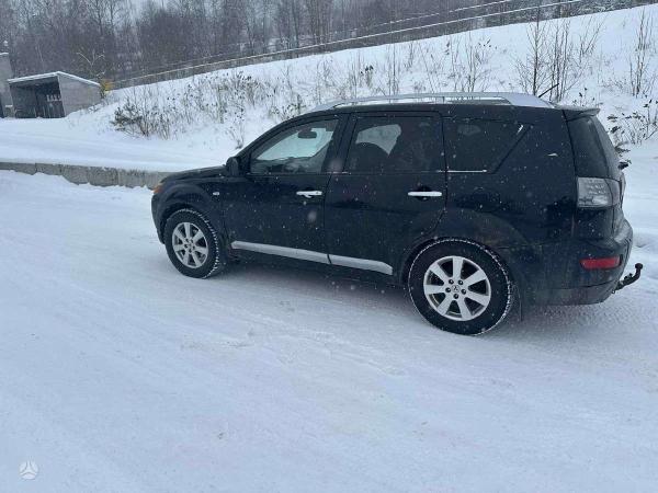 Black Mitsubishi Outlander 2008 in Jonava, with an engine capacity of 1.97 L and mileage of 320 thousand km for 1800 €, photo 5 on AUTOMOTO.COM.LV