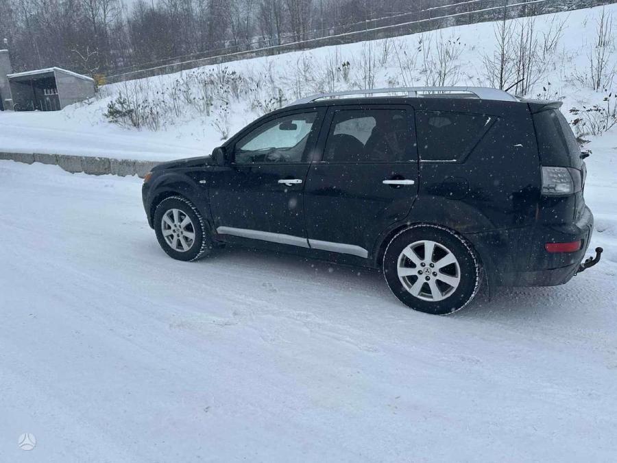 Black Mitsubishi Outlander 2008 in Jonava, with an engine capacity of 1.97 L and mileage of 320 thousand km for 1800 €, photo 5 on AUTOMOTO.COM.LV