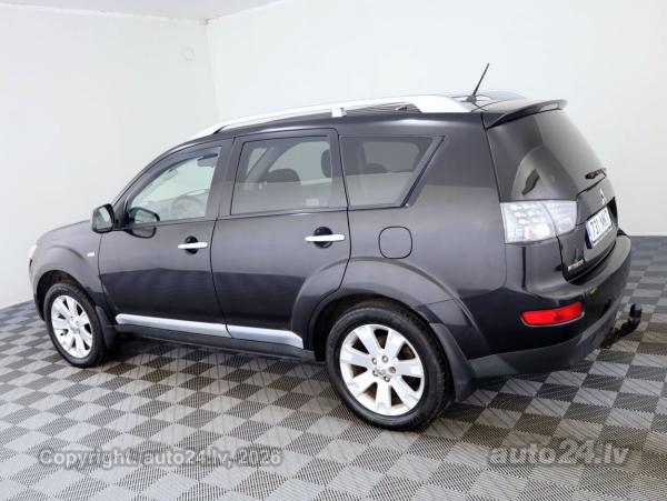 Black Mitsubishi Outlander 2008 in Tallinn, with an engine capacity of 2.00 L and mileage of 317 thousand km for 2499 €, photo 4 on AUTOMOTO.COM.LV