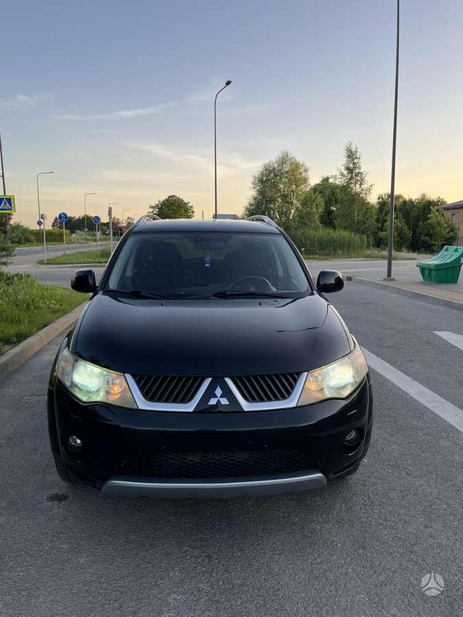 Black Mitsubishi Outlander 2008 in Kaunas, with an engine capacity of 2.20 L and mileage of 271 thousand km for 3150 €, photo 1 on AUTOMOTO.COM.LV