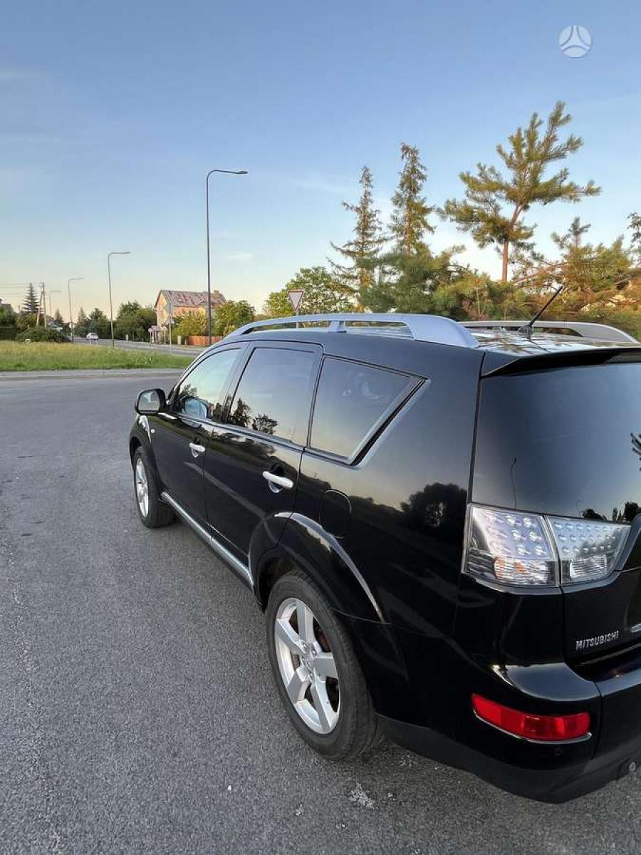 Black Mitsubishi Outlander 2008 in Kaunas, with an engine capacity of 2.20 L and mileage of 271 thousand km for 3150 €, photo 4 on AUTOMOTO.COM.LV